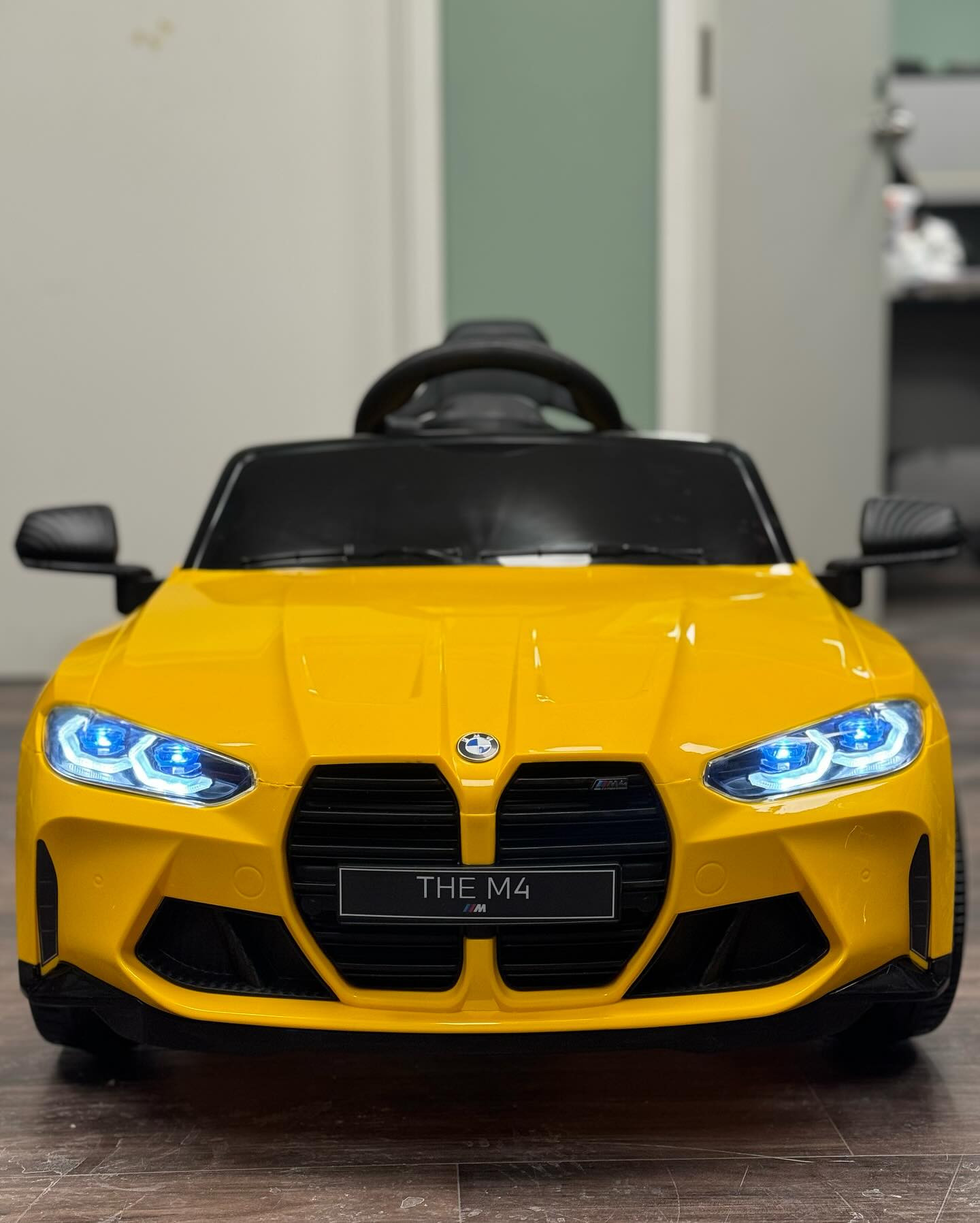 BMW M4 elektromos kisautó gyerekeknek 2.4 eredeti BMW licenc